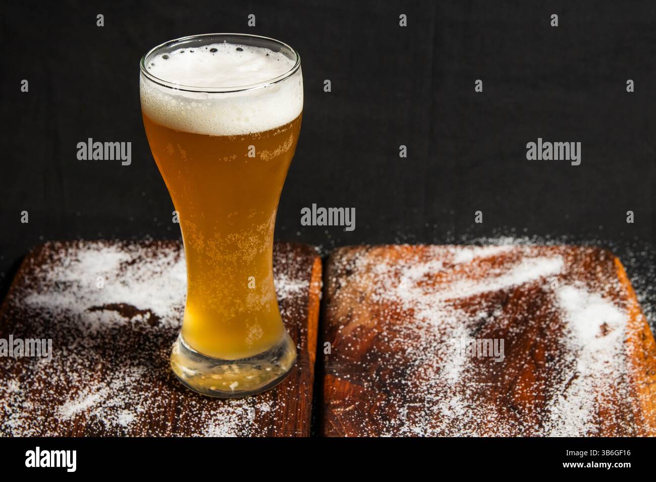 Fresh draught chilled beer hi-res stock photography and images - Alamy