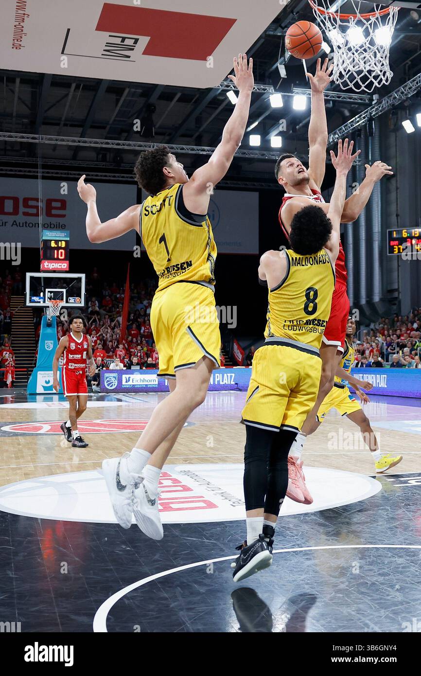Bamberg, Deutschland. 03rd May, 2025. v.l Joel Scott (MHP RIESEN, 1 ...