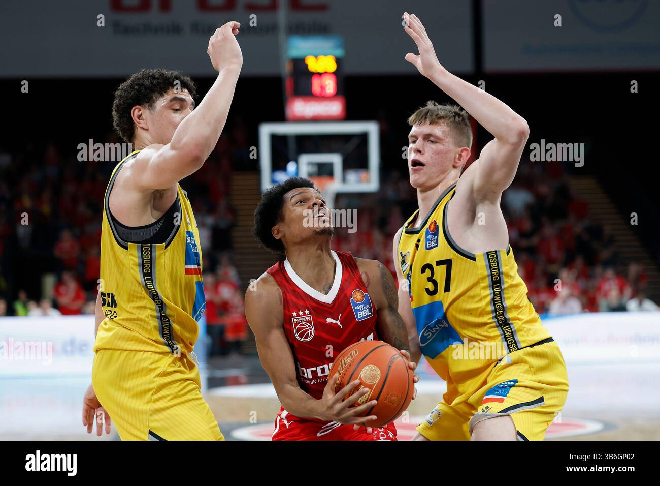 Bamberg, Deutschland. 03rd May, 2025. v.l. Joel Scott (MHP RIESEN, 1 ...