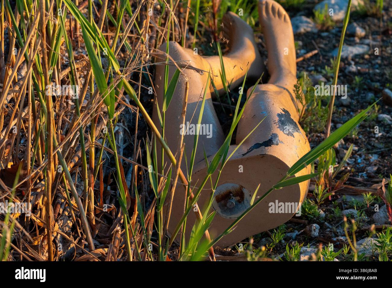 Forgotten Figure: Beach side Discovery Stock Photo - Alamy