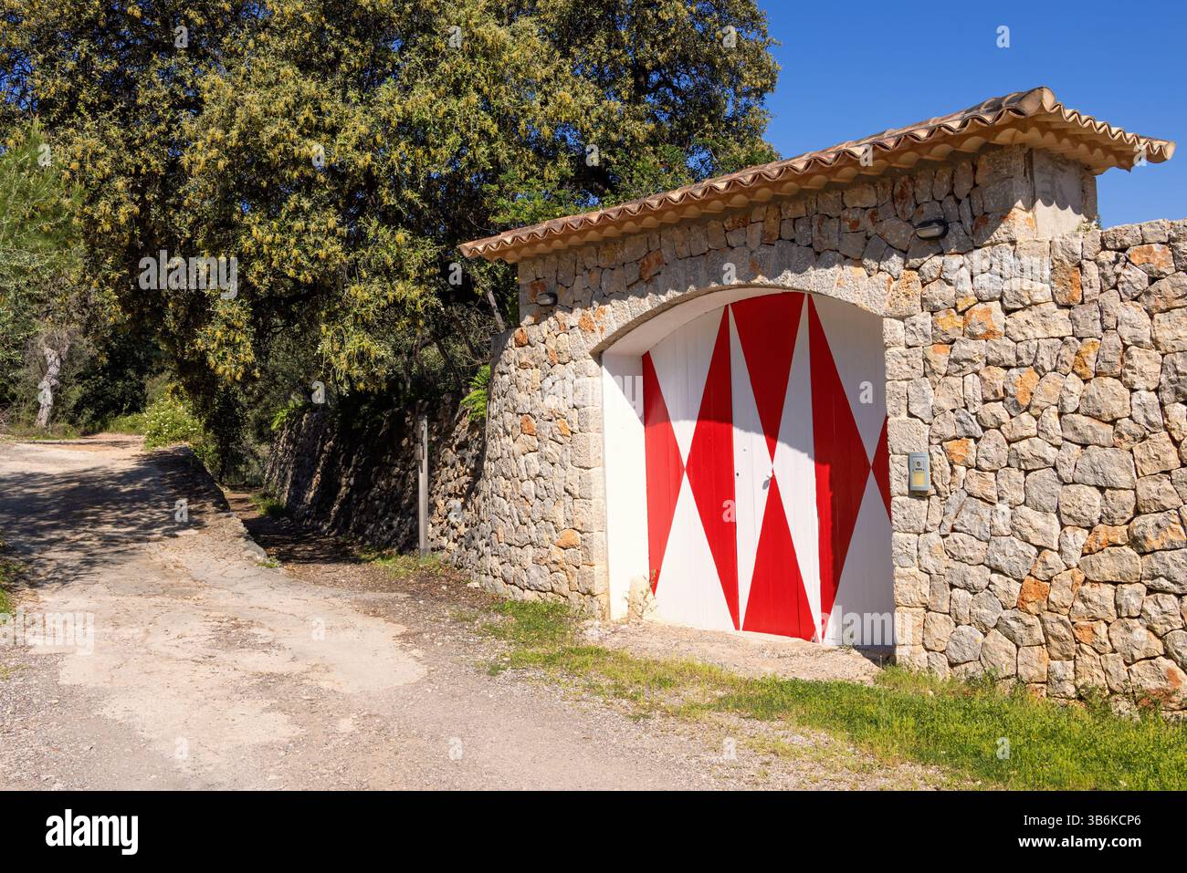 Red painted gate hi-res stock photography and images - Alamy