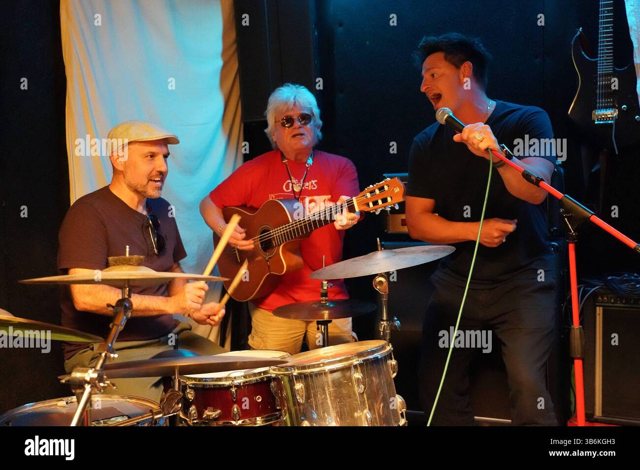 Der neue Sänger Joe Herrmann ersetzt den verstorbenen Loti Pohl ...