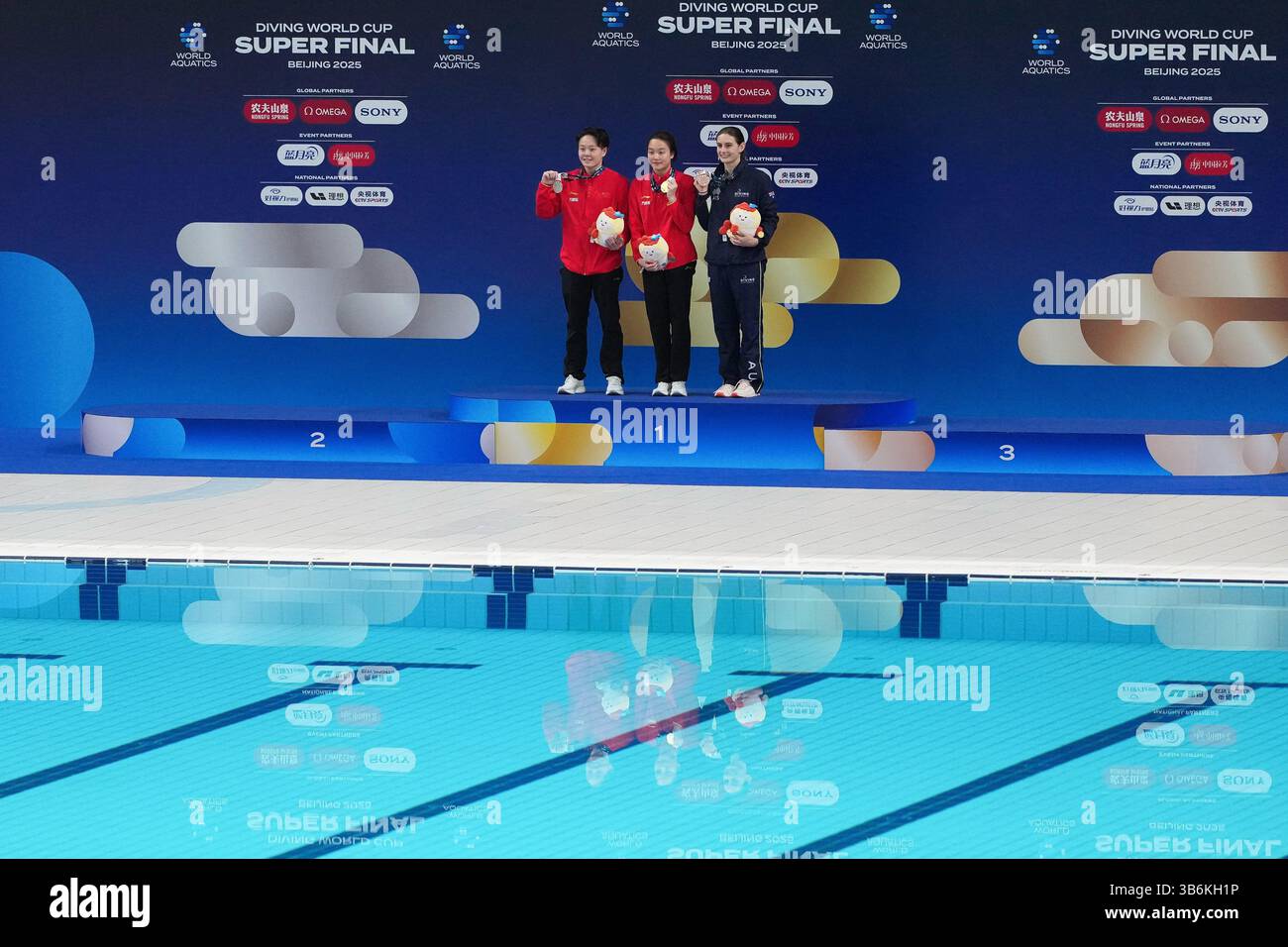 (250504) -- BEIJING, May 4, 2025 (Xinhua) -- Gold medalist Chen Jia (C ...