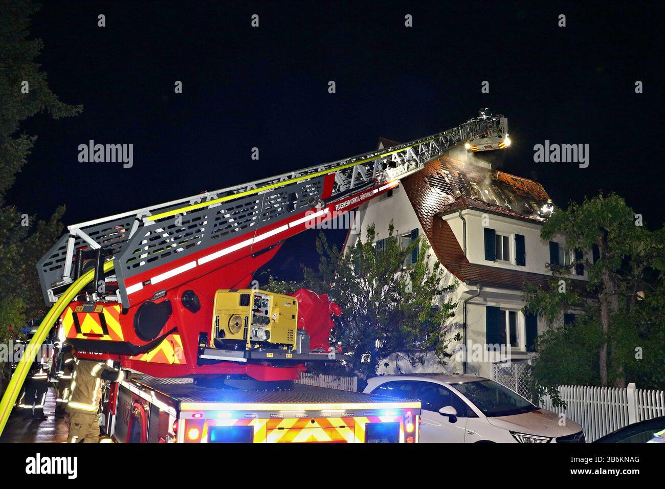 04 May 2025, Baden-Württemberg, Korntal-Münchingen: A roof truss fire ...