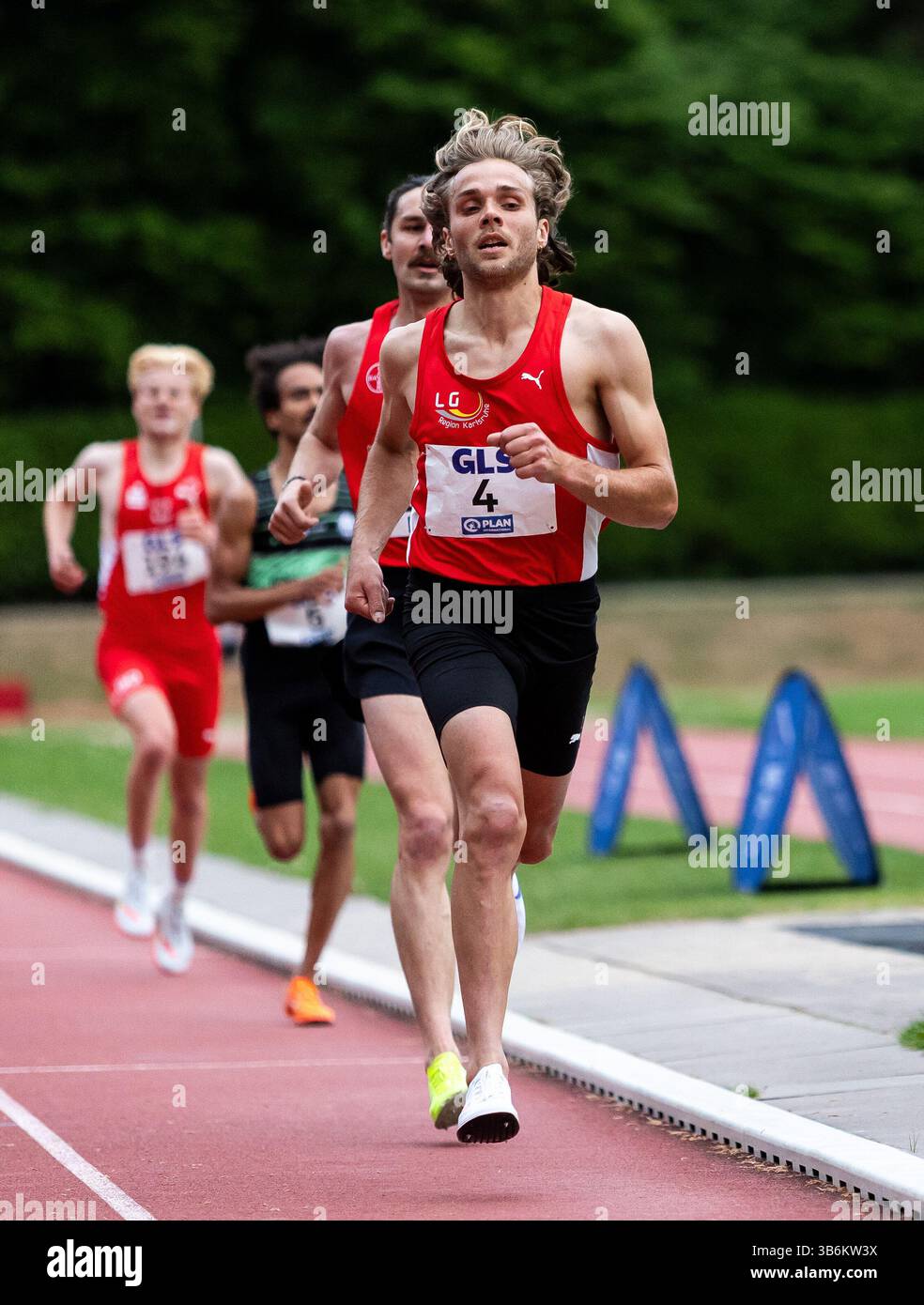 Markus G?rger (LG Region Karlsruhe) sichert sich ?ber 10000m der M?nner ...