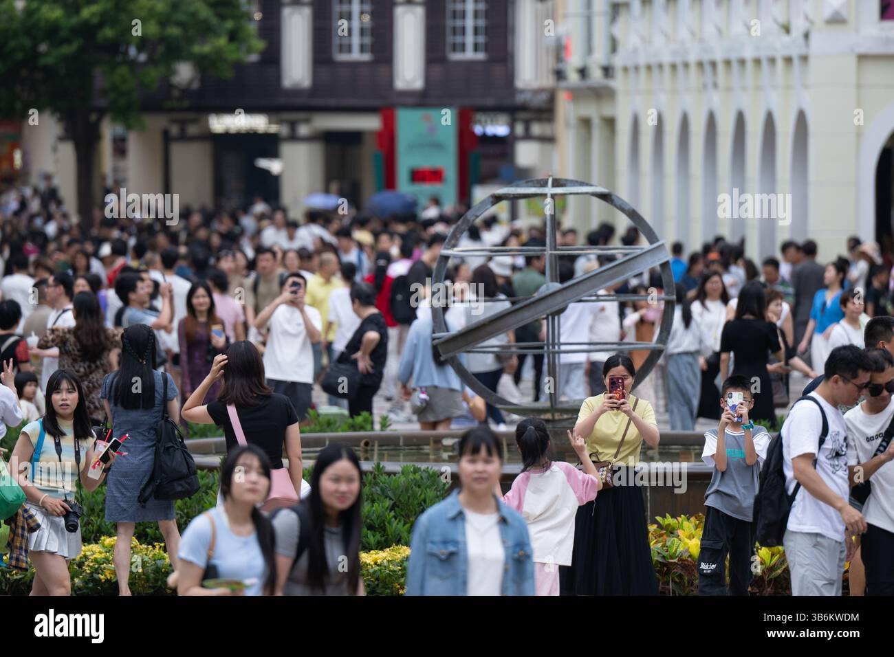 (250504) -- MACAO, May 4, 2025 (Xinhua) -- Tourists are pictured at the ...