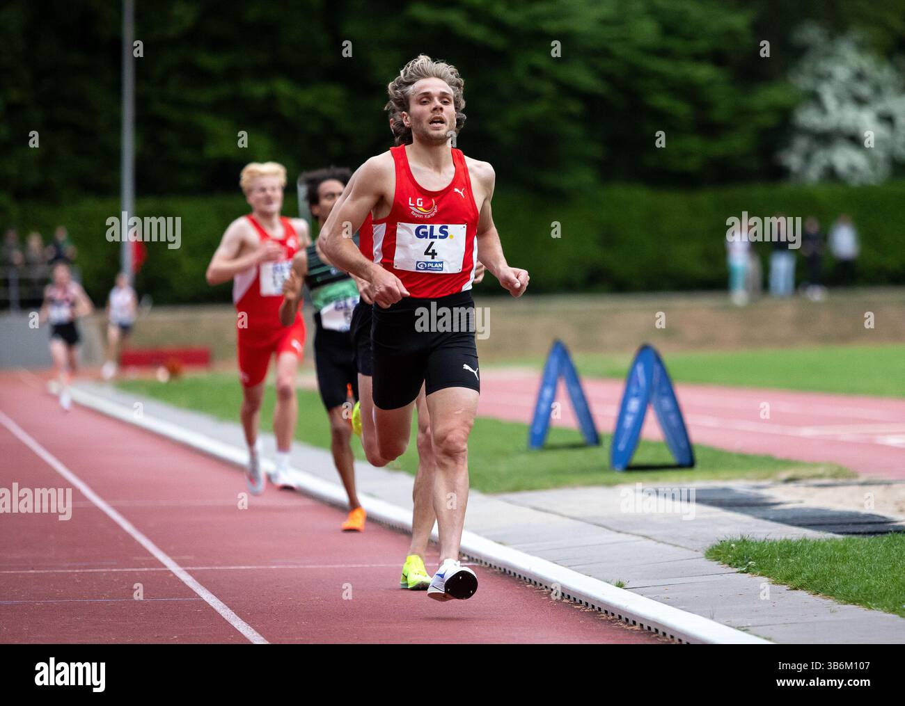 Markus G?rger (LG Region Karlsruhe) sichert sich ?ber 10000m der M?nner ...