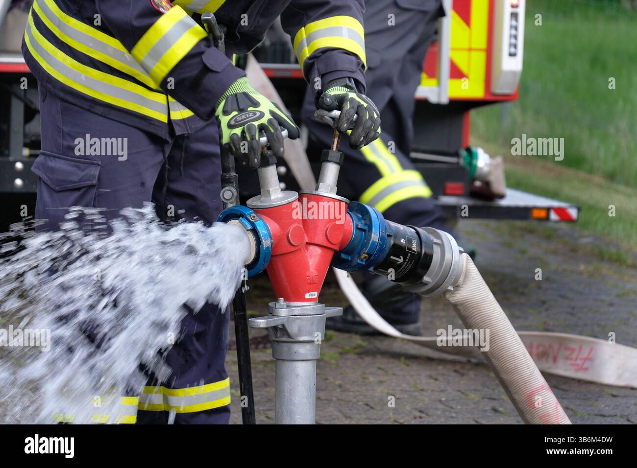 Feuerwehr-Blaulicht Feuerwehr in verschiedenen Bildern und Aktionen in ...