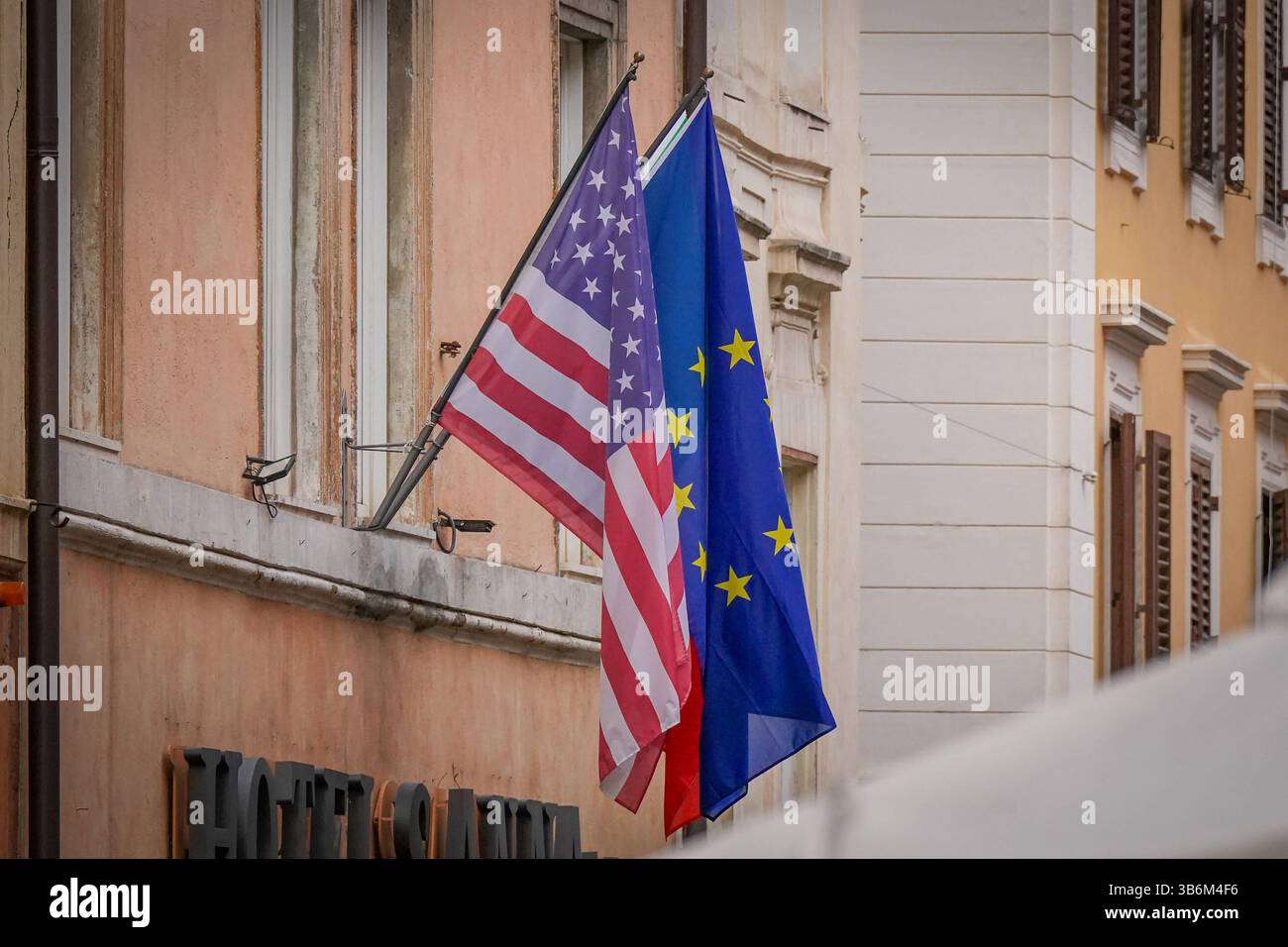 Italienische eu flaggen hi-res stock photography and images - Alamy