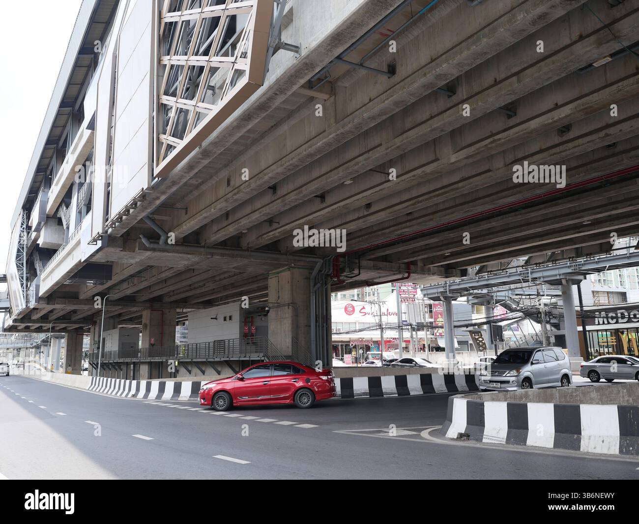 Elevated railway lines and stations of the MRT Yellow Line, Bangkok ...
