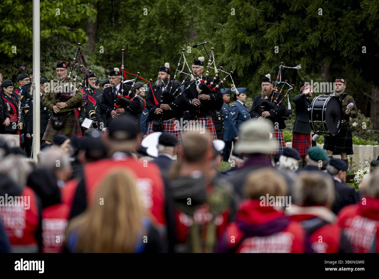 HOLTEN - Commemoration 80 years of freedom at Holten Canadian Cemetery ...