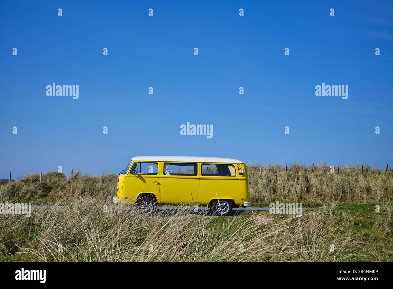 yellow camper van parked on sand dunes Stock Photo - Alamy
