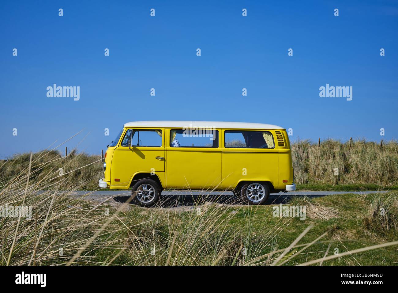 yellow camper van parked on sand dunes Stock Photo - Alamy