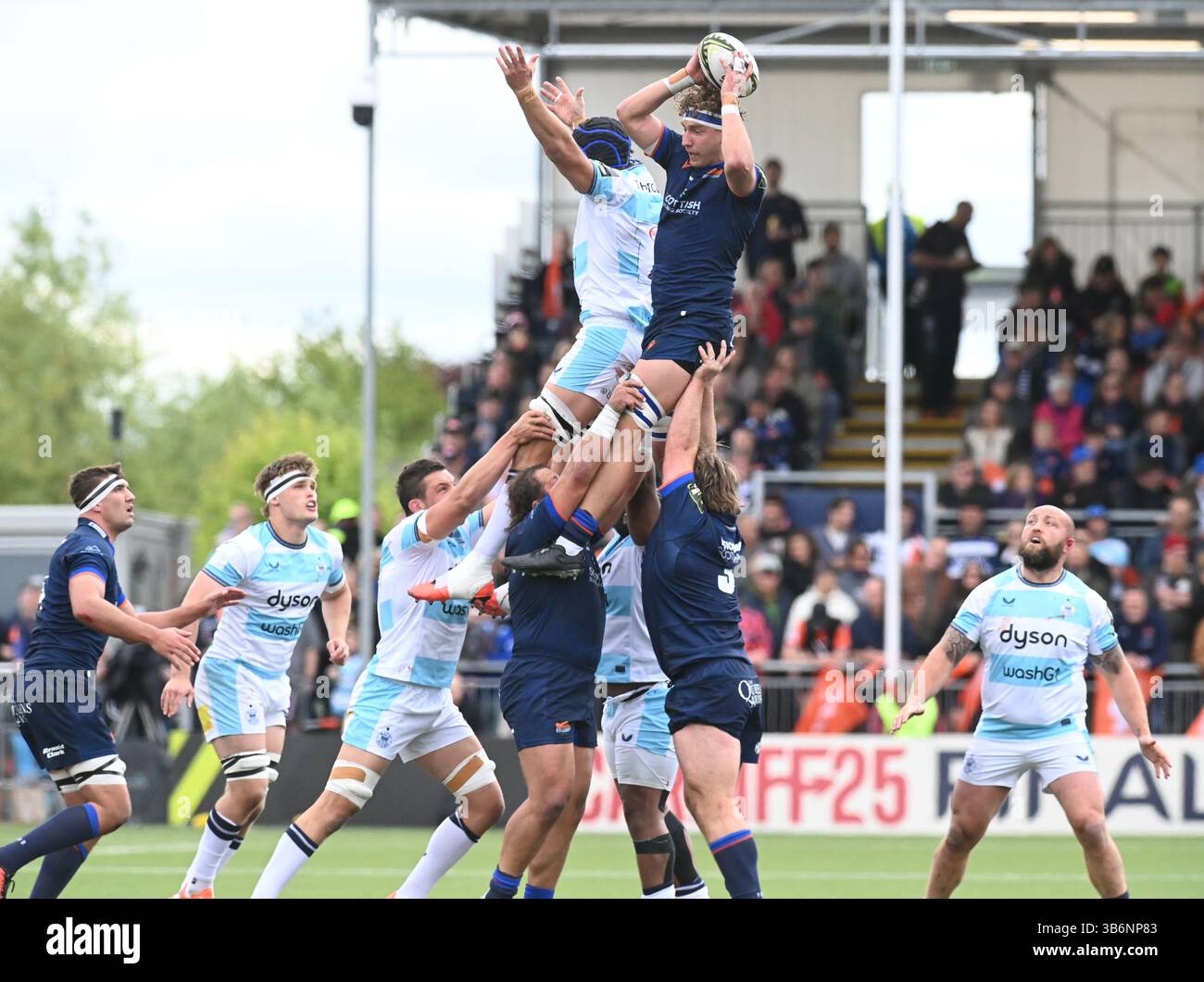 Edinburgh rugby jamie ritchie wins lineout v bath hi-res stock ...
