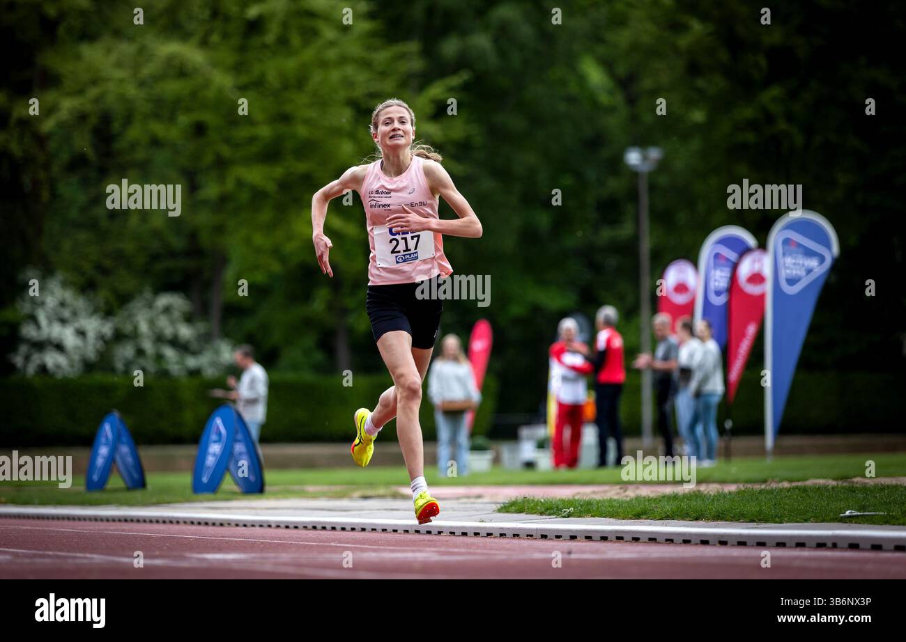 Im Schlussspurt: Julia Ehrle (LG farbtex Nordschwarzwald) wird Deutsche Meisterin ?ber 5000m der ...