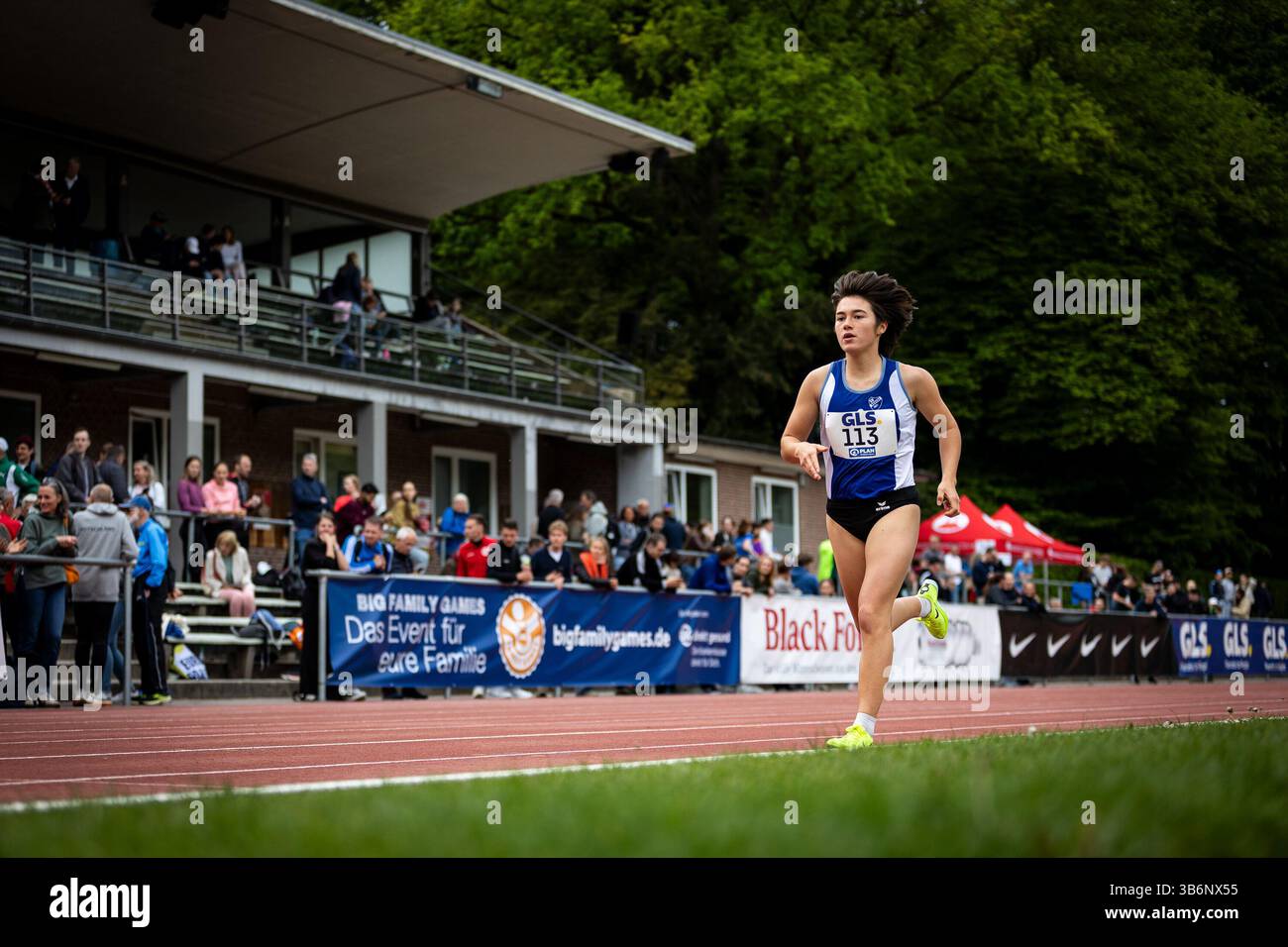Hamburg, Deutschland. 03rd May, 2025. Tanya Schulz (SV Rosche) im 5000m-Rennen der Weiblichen ...