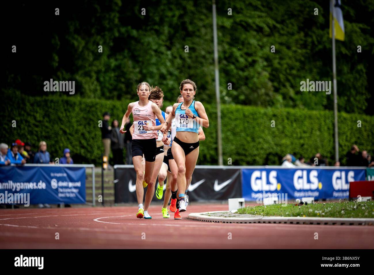Julia Ehrle (LG farbtex Nordschwarzwald) und Maja Schmidt (L?uferbund Schwarzenberg) unterwegs ...