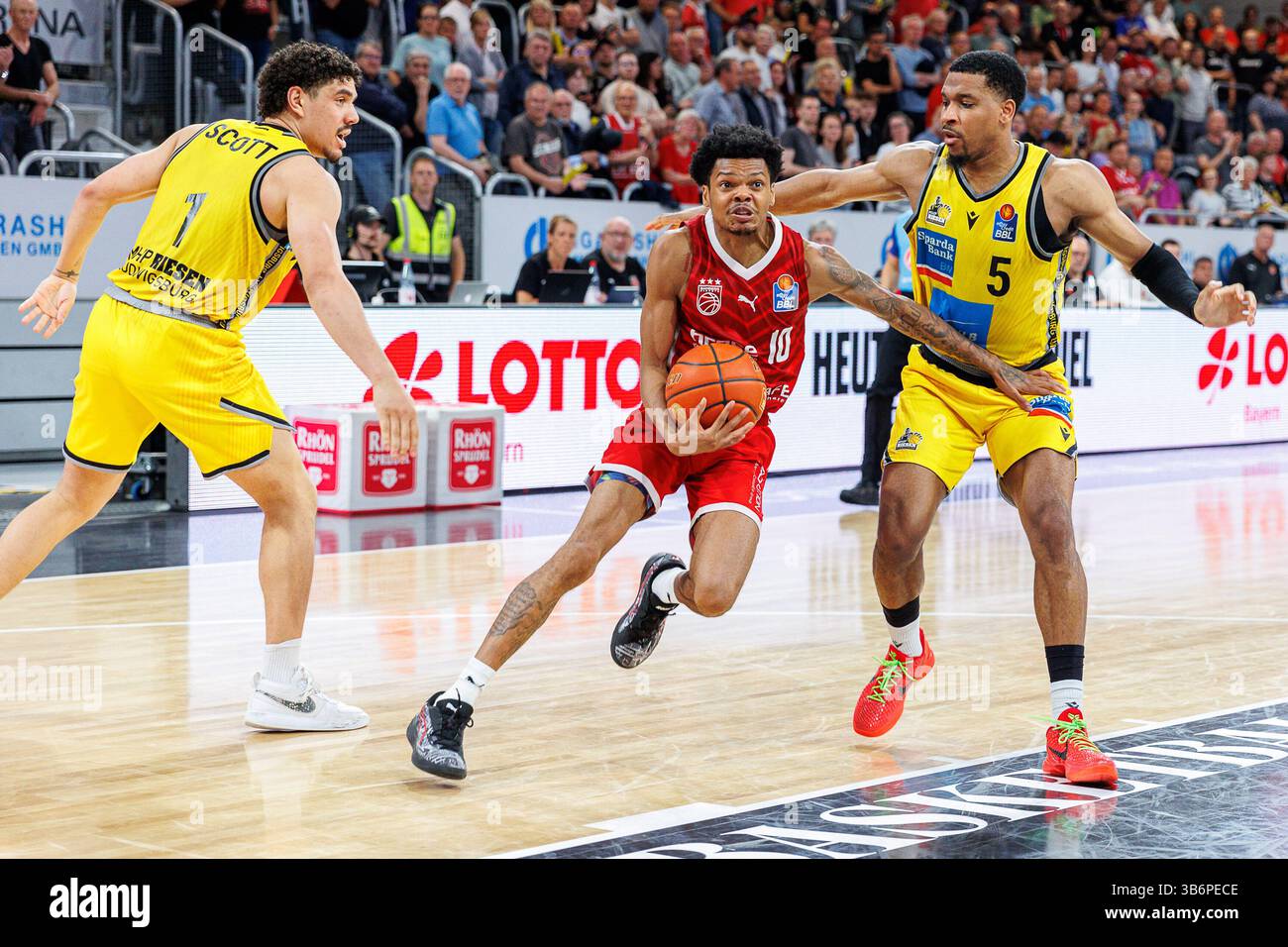 Joel Scott (MHP Riesen Ludwigsburg, #01), Ronaldo Segu (Bamberg Baskets ...