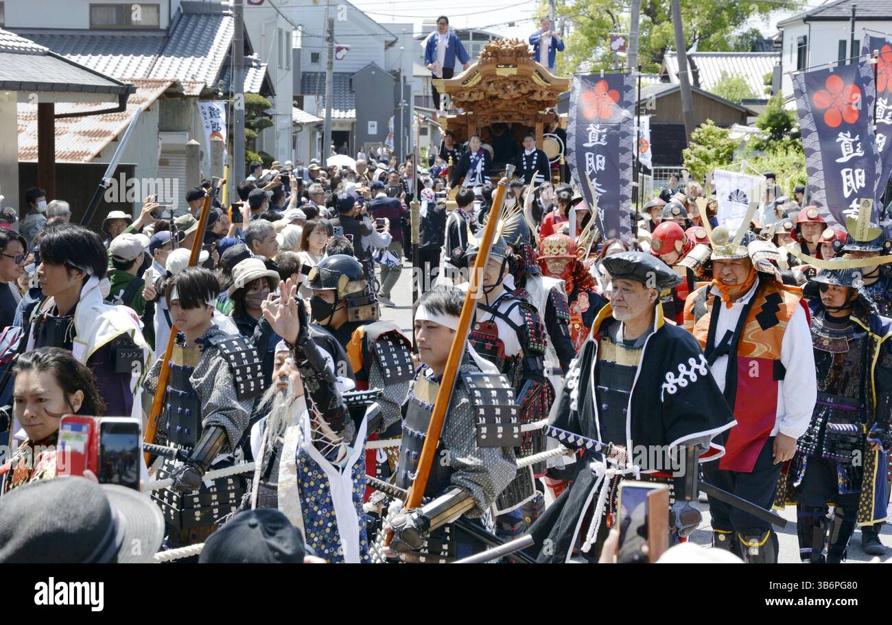 People posing as warriors clad in feudal-era armor parade in Fujiidera ...