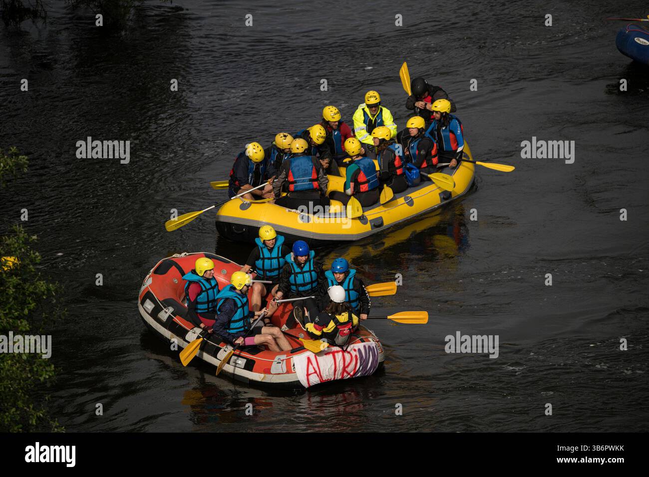 Demonstrators from the Ulloa Viva platform raft down the Ulla river ...