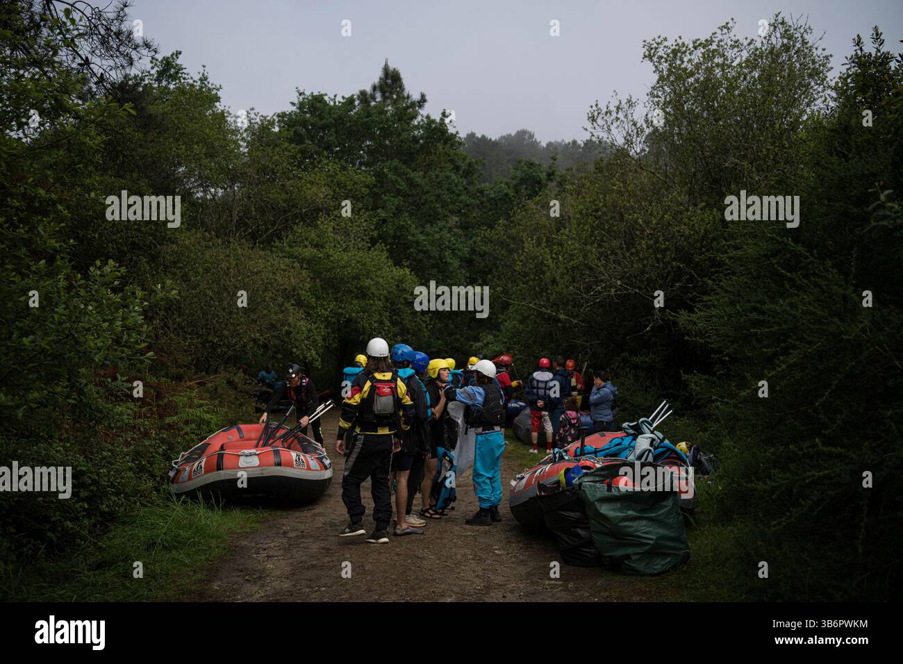 Demonstrators from the Ulloa Viva platform raft down the Ulla river ...