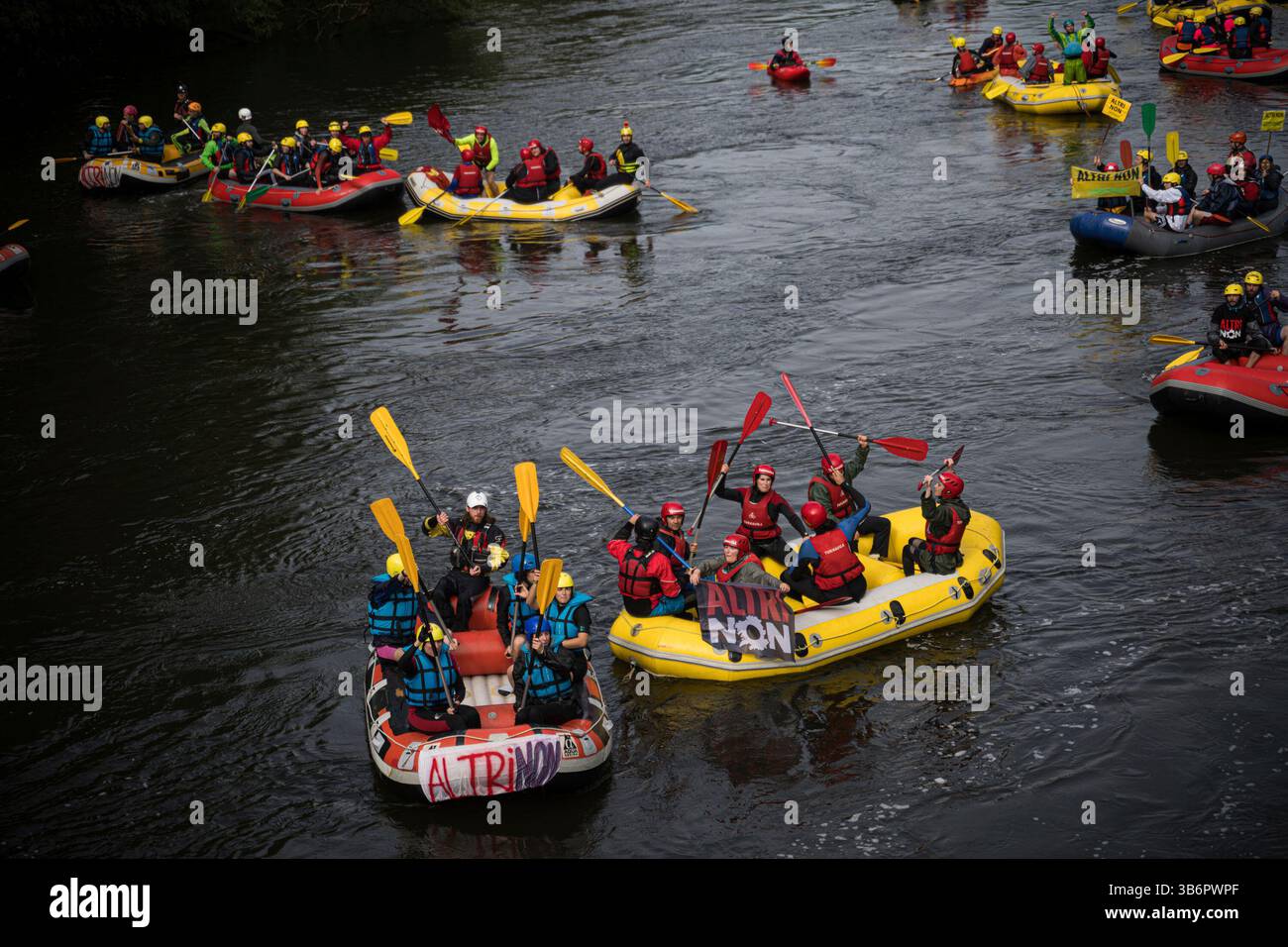 Demonstrators from the Ulloa Viva platform raft down the Ulla river ...