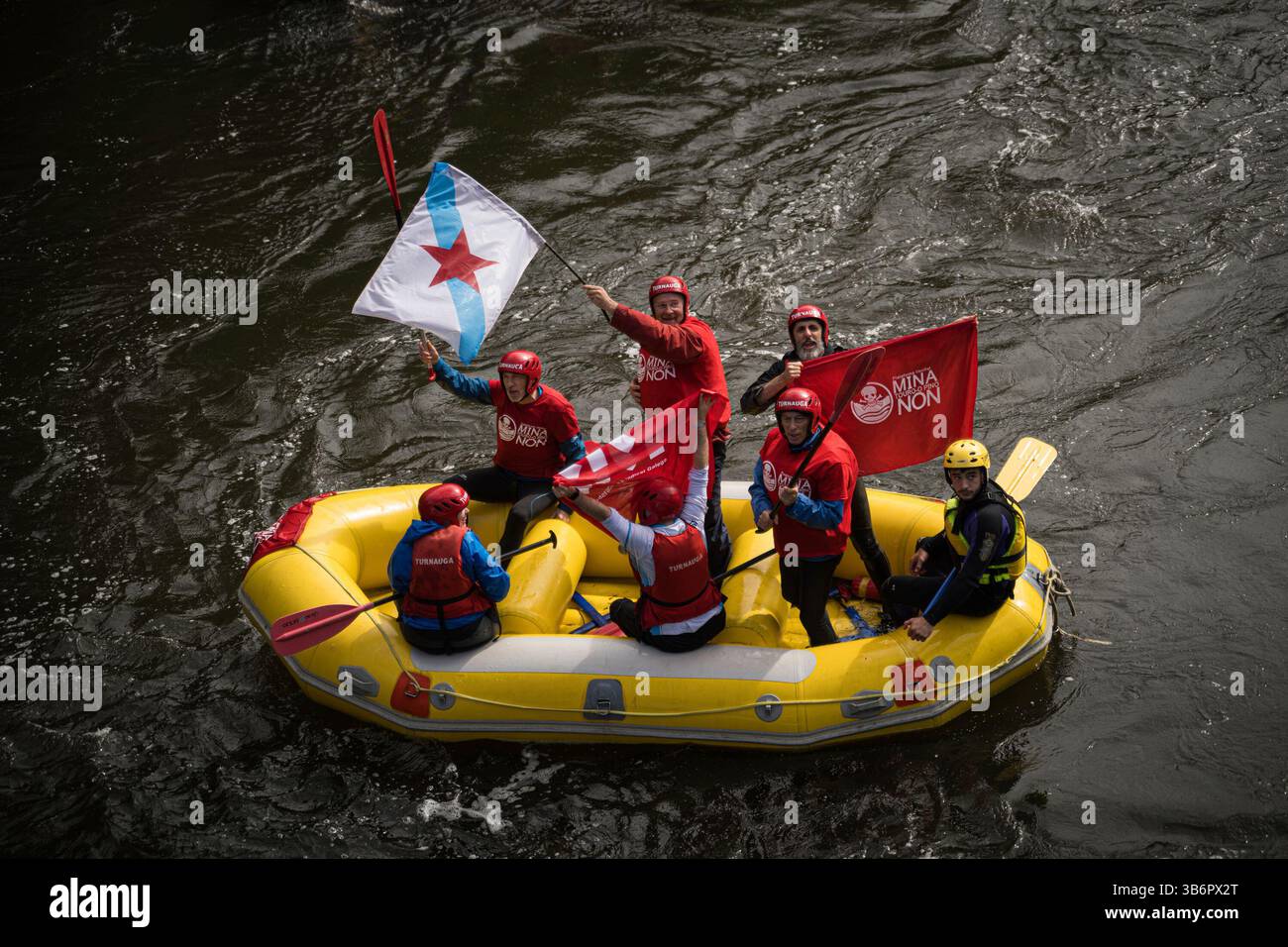 Demonstrators from the Ulloa Viva platform raft down the Ulla river ...