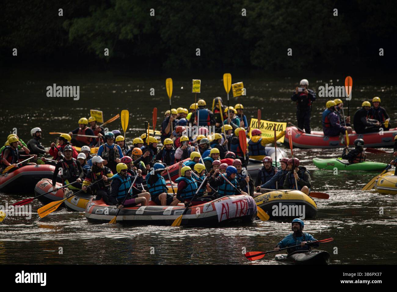 Demonstrators from the Ulloa Viva platform raft down the Ulla river ...