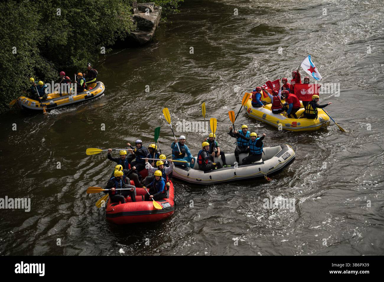 Demonstrators from the Ulloa Viva platform raft down the Ulla river ...