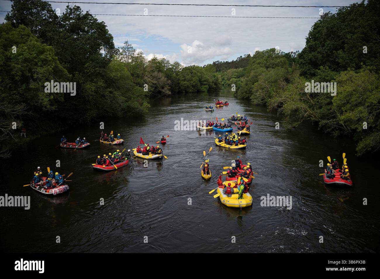 Demonstrators from the Ulloa Viva platform raft down the Ulla river ...