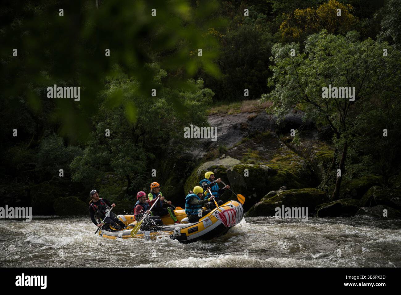 Demonstrators from the Ulloa Viva platform raft down the Ulla river ...