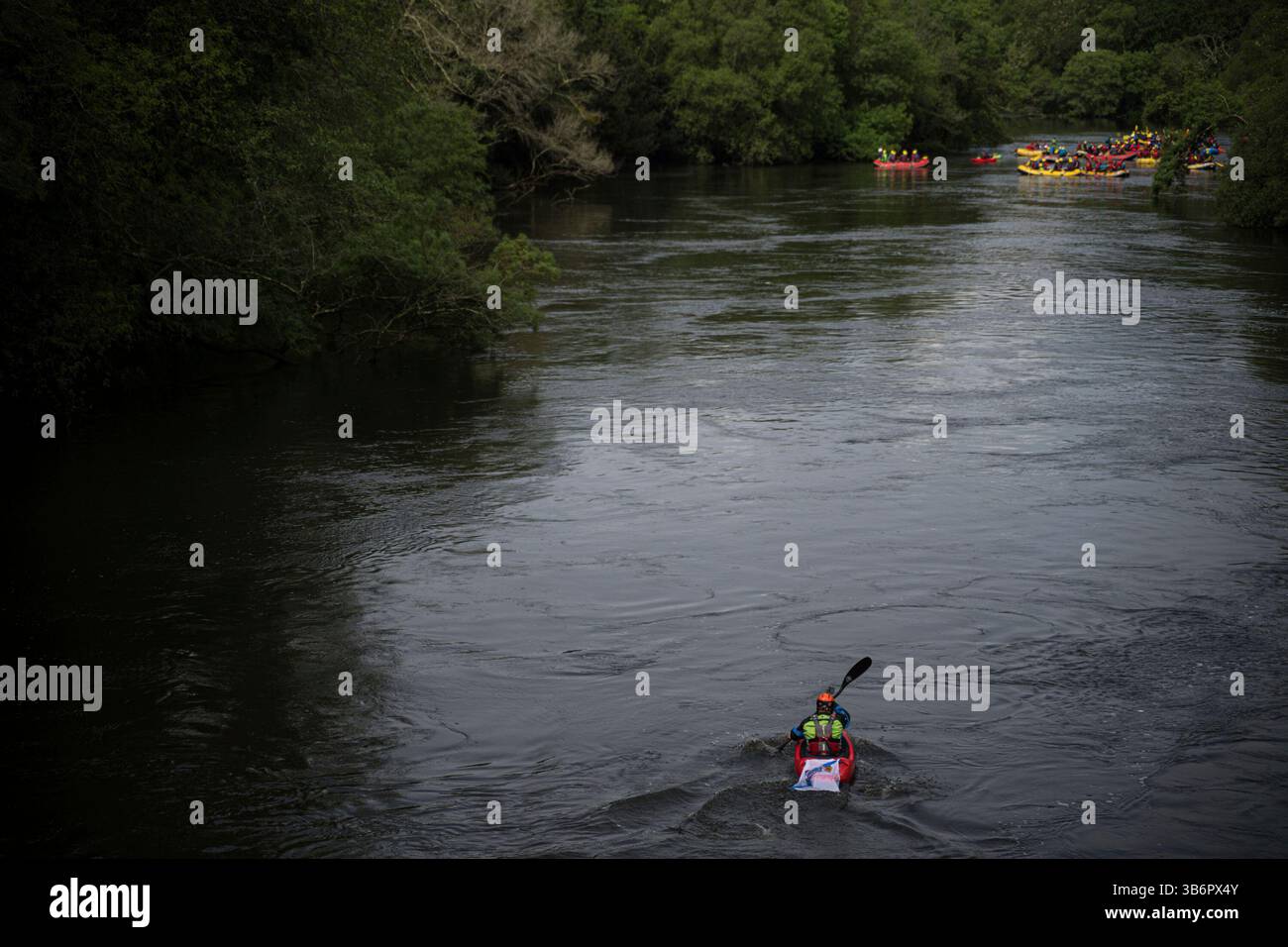 Demonstrators from the Ulloa Viva platform raft down the Ulla river ...