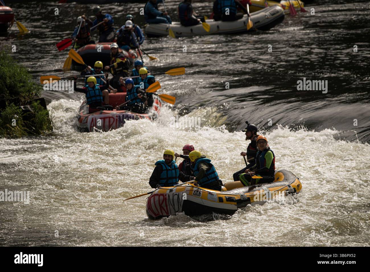 Demonstrators from the Ulloa Viva platform raft down the Ulla river ...