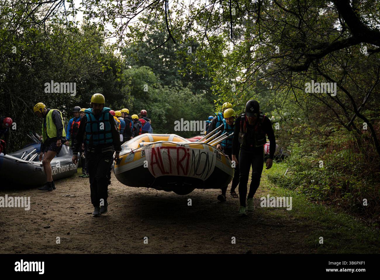 Demonstrators from the Ulloa Viva platform raft down the Ulla river ...
