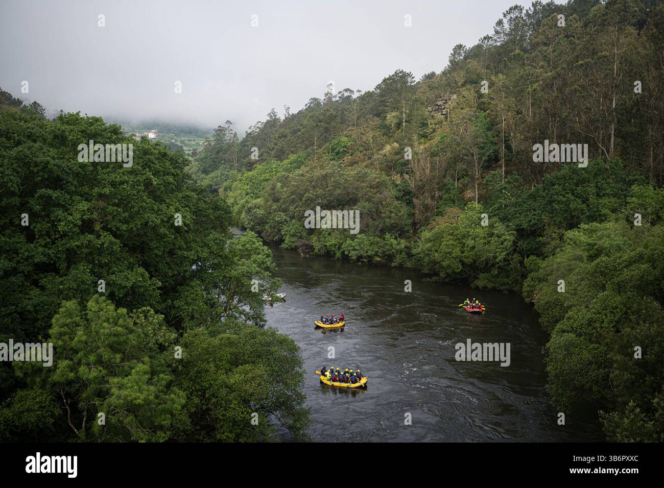 Demonstrators from the Ulloa Viva platform raft down the Ulla river ...