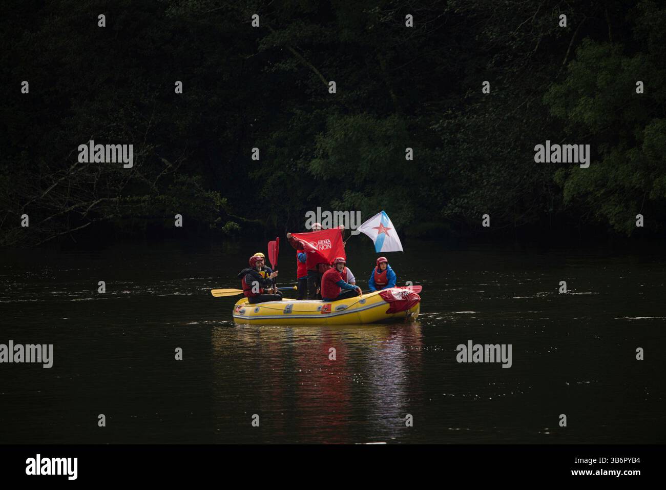 Demonstrators from the Ulloa Viva platform raft down the Ulla river ...