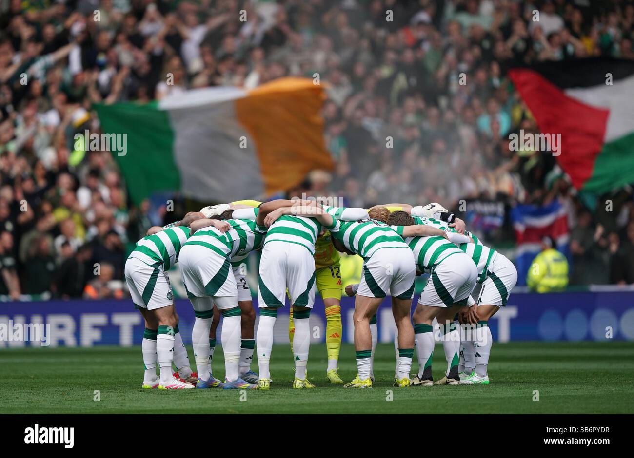 Celtic players in the group huddle before the William Hill Premiership ...
