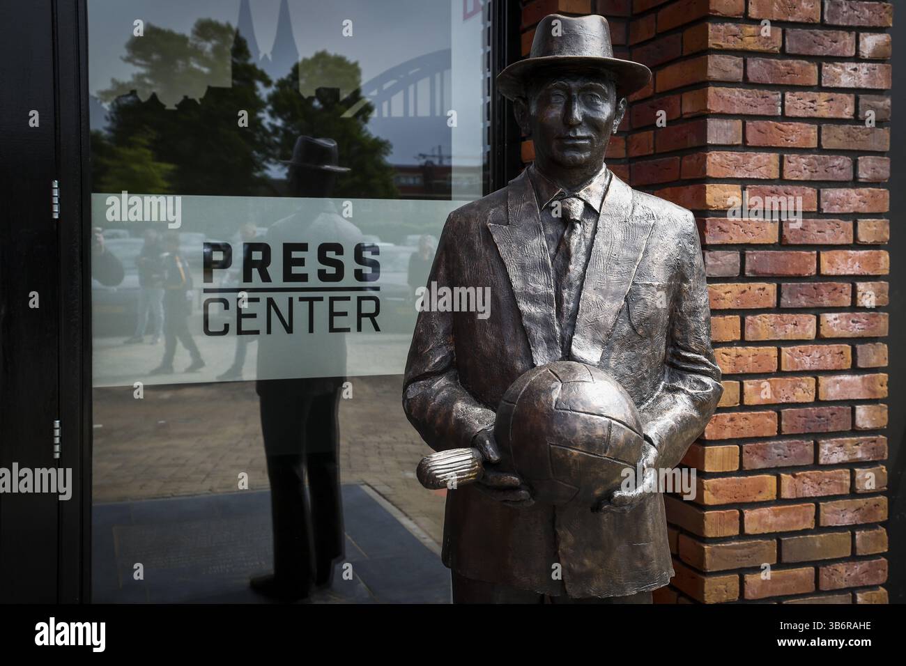 DEVENTER - Statue of radio reporter Han Hollander at the entrance to ...