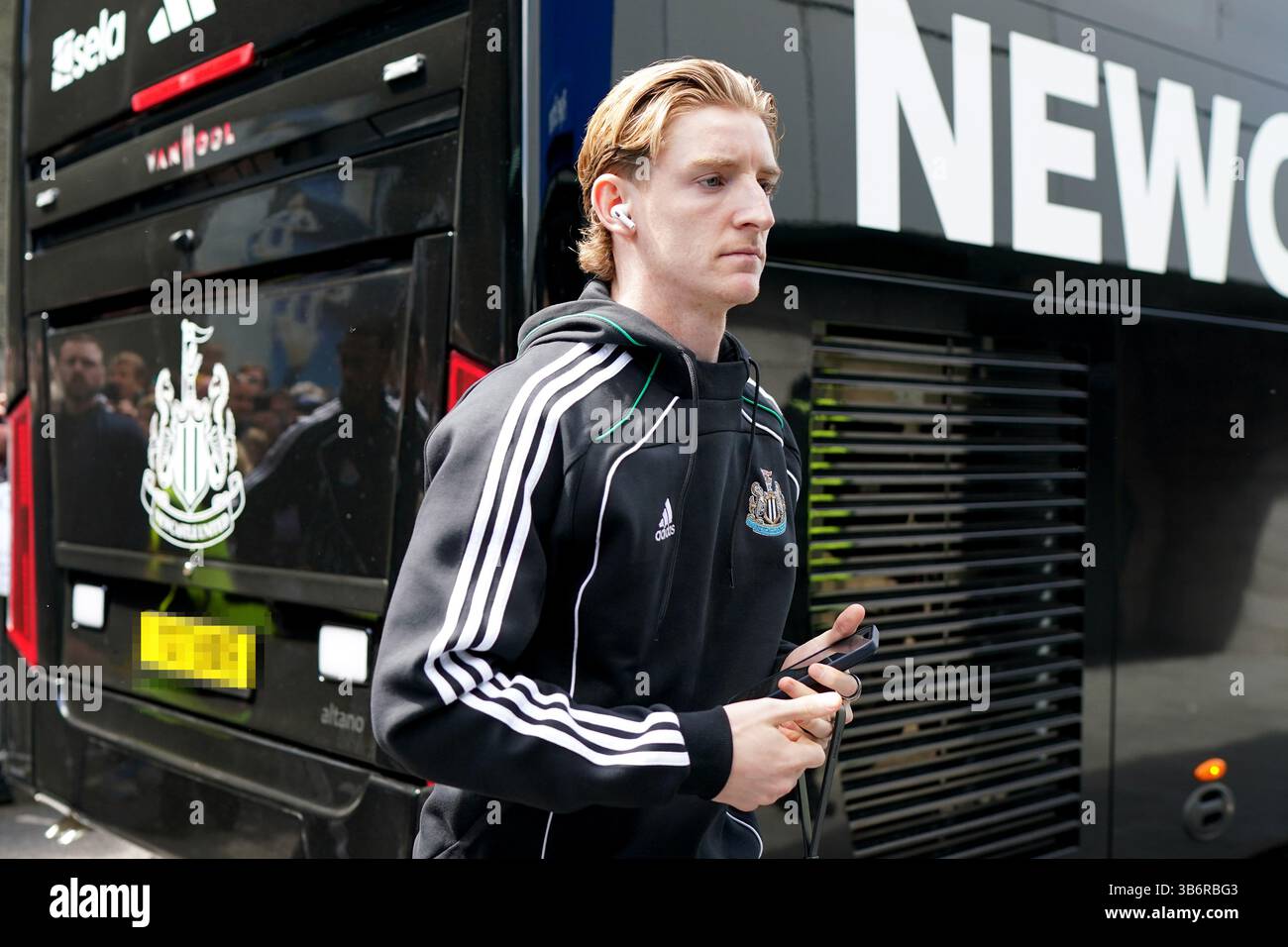 **EDITOR NOTE: Numberplate pixelated** Newcastle United's Anthony ...
