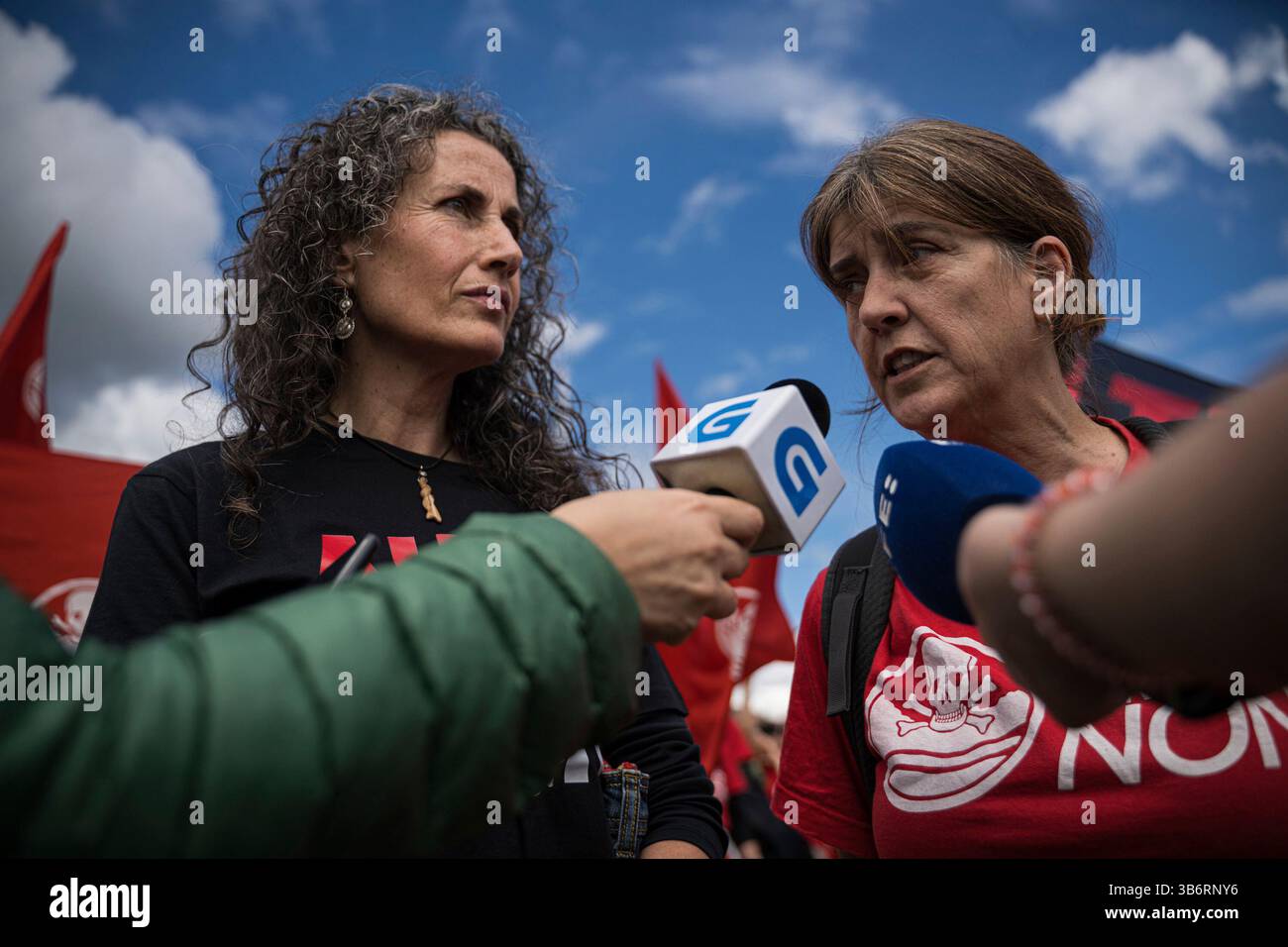 Demonstrators from the Ulloa Viva platform during the rafting of the ...