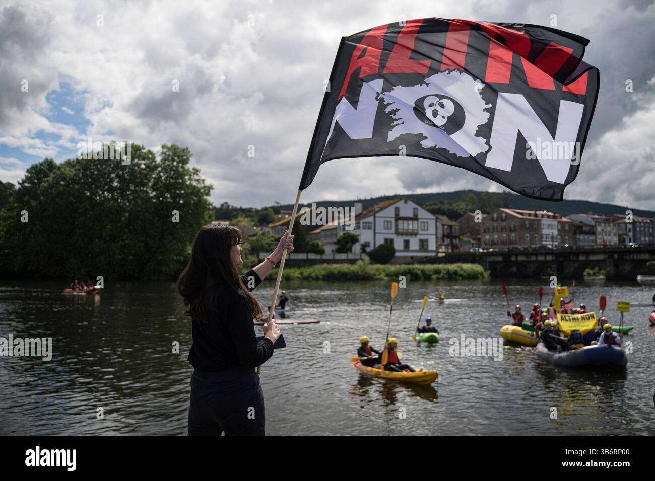 Demonstrators from the Ulloa Viva platform during the rafting of the ...