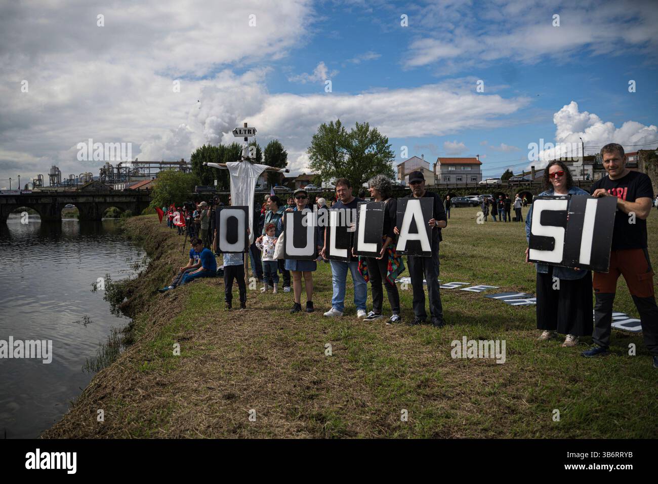 Demonstrators from the Ulloa Viva platform during the rafting of the ...