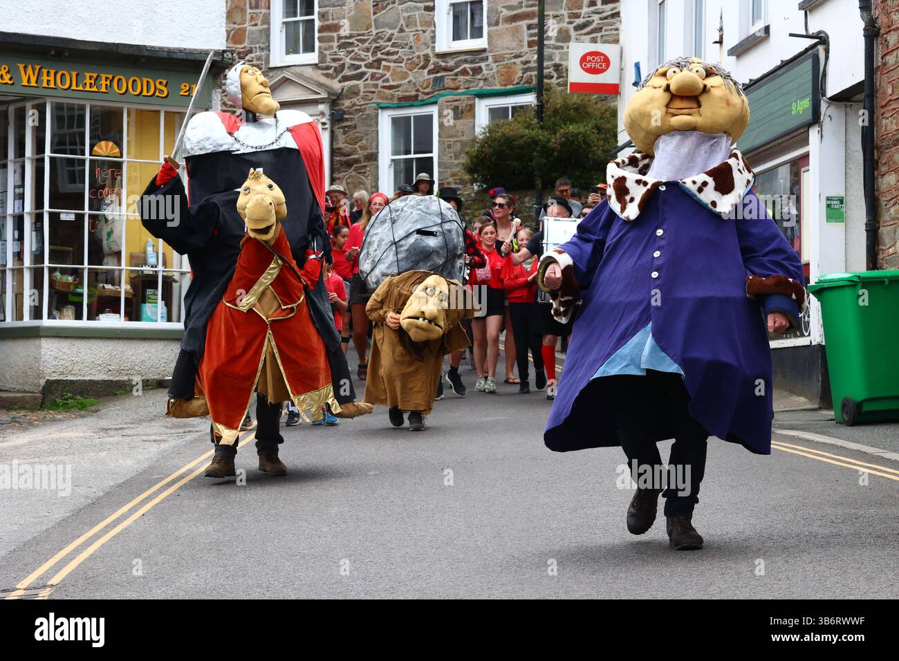 St Agnes, Cornwall, UK. 4th May, 2025. Giant Puppets street theatre ...
