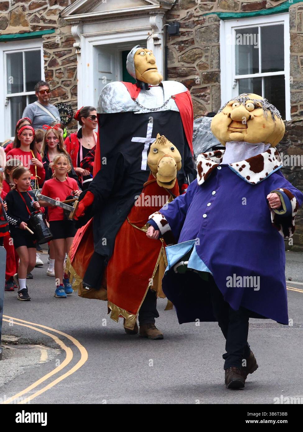 St Agnes, Cornwall, UK. 4th May, 2025. Giant Puppets street theatre ...