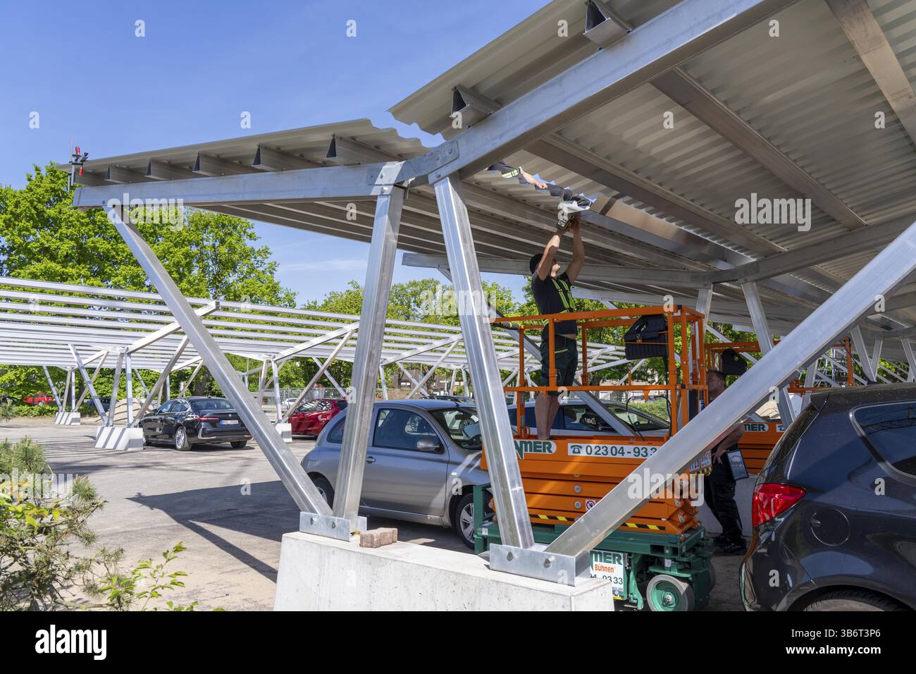 Construction of a carport photovoltaic system, 144 parking spaces will ...