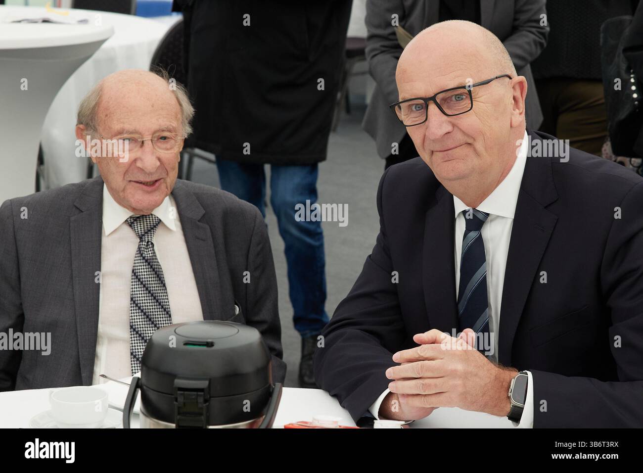 04 May 2025, Brandenburg, Oranienburg: Dietmar Woidke (r, SPD ...