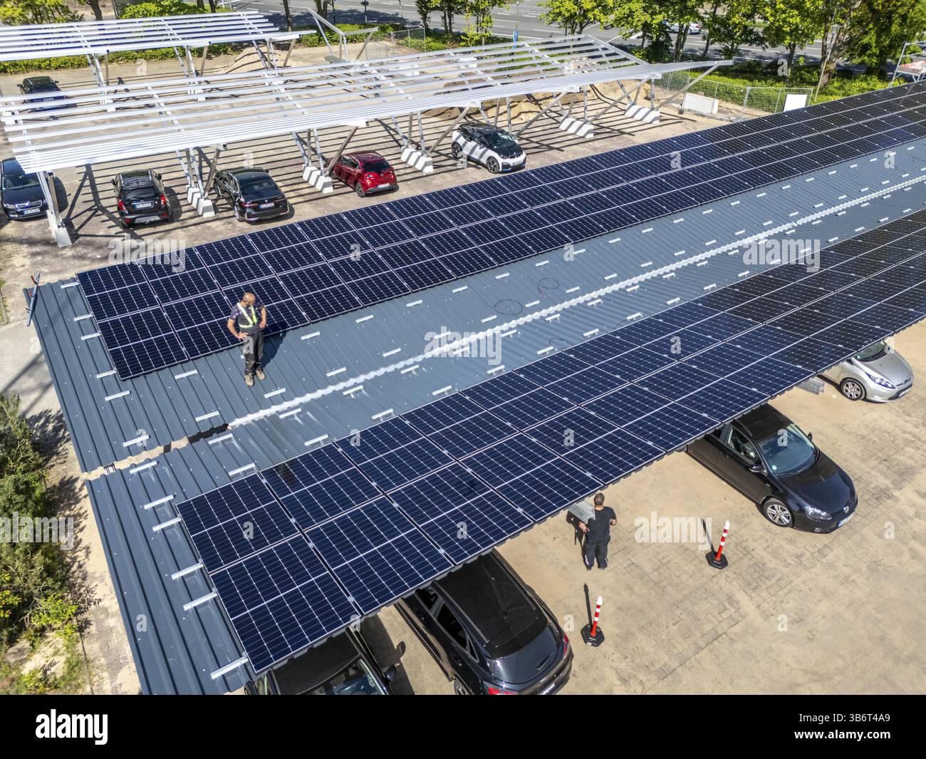 Construction of a carport photovoltaic system, 144 parking spaces will ...
