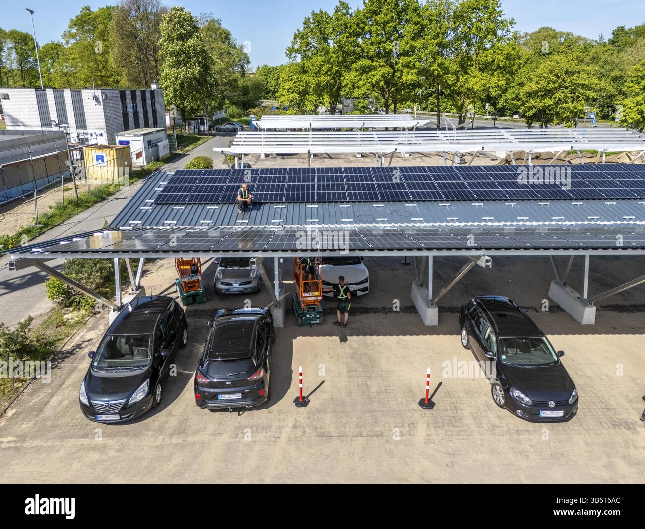 Construction of a carport photovoltaic system, 144 parking spaces will ...