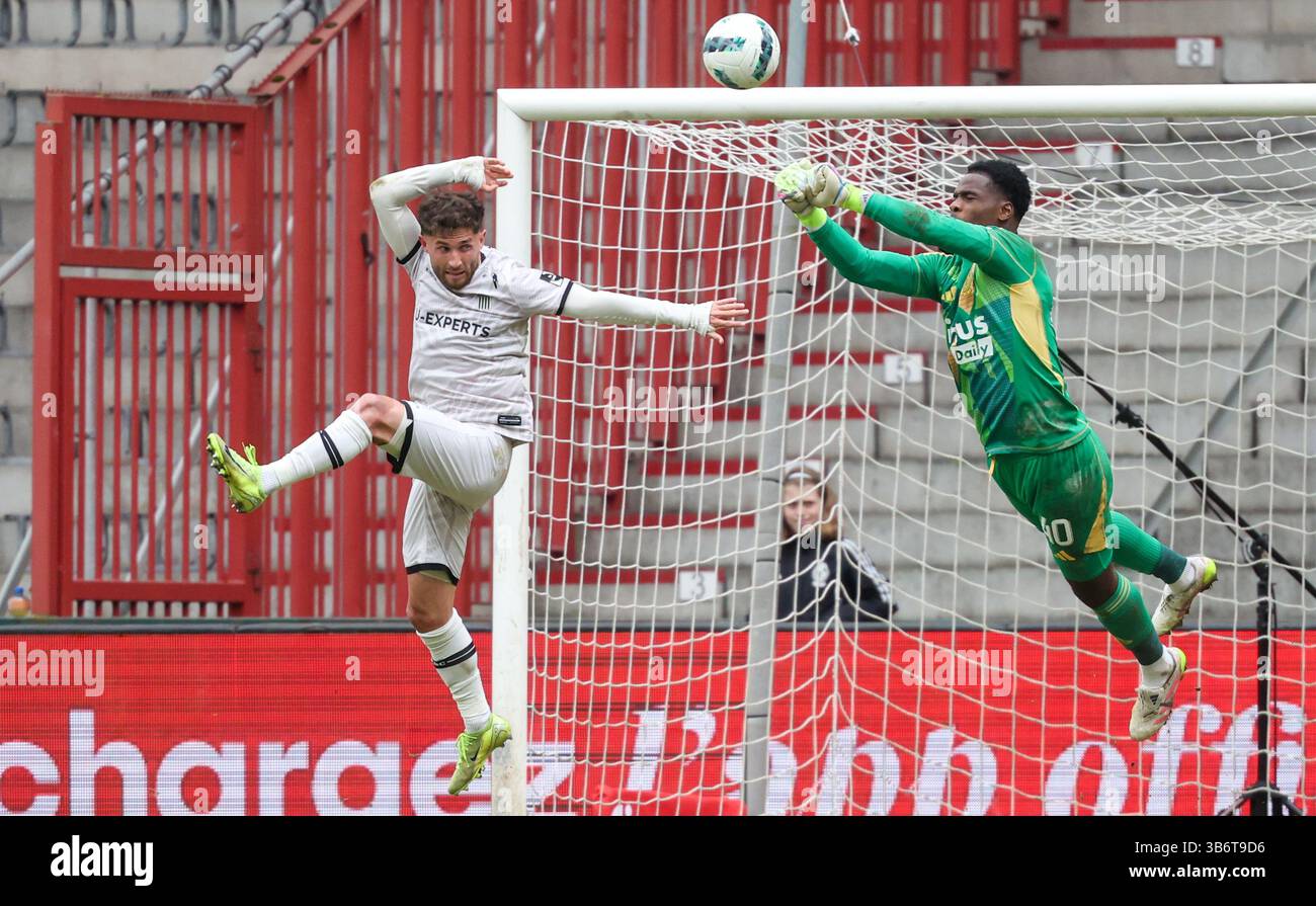 Charleroi's Antoine Bernier and Standard's goalkeeper Matthieu Epolo ...