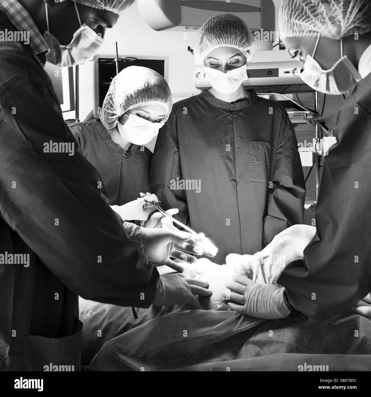 Surgeon operating doctor medical Black and White Stock Photos & Images ...